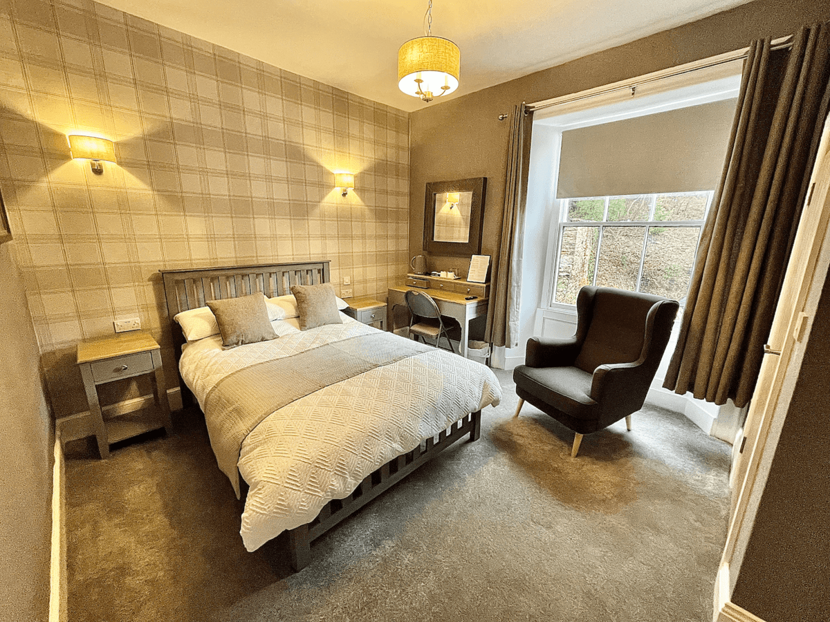 Home | The Crown and Crossed Swords