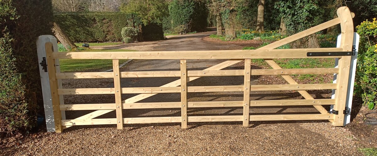 Field Gates | Driveway Gates | Timber Gates | Farm Gates | Useful-Bloke ...